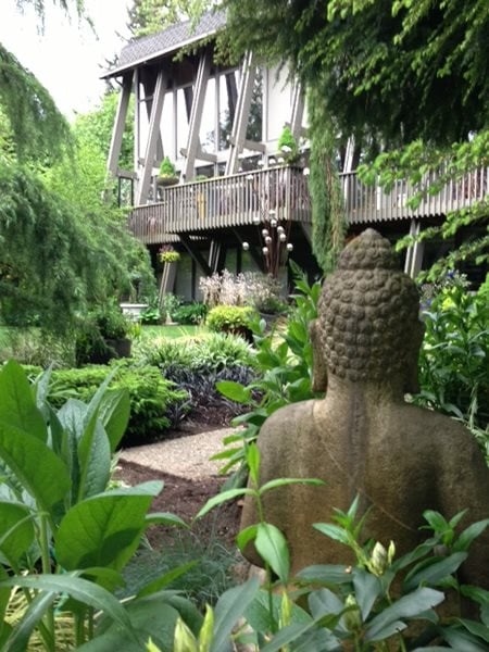 An Eclectic Garden Delights with Unexpected Surprises - Gallery ...