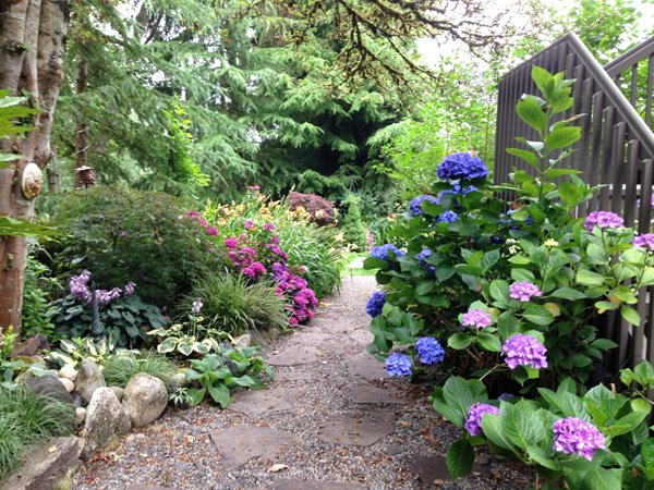 An Eclectic Garden Delights with Unexpected Surprises - Gallery ...