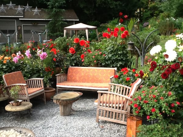 An Eclectic Garden Delights with Unexpected Surprises - Gallery ...